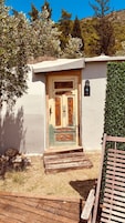 Quarto casal design, vista para a montanha | Detalhe da fachada