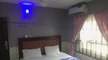 Quarto Duplo Deluxe, Vista para a cidade | Secretária, secretária adequada para computadores portáteis
