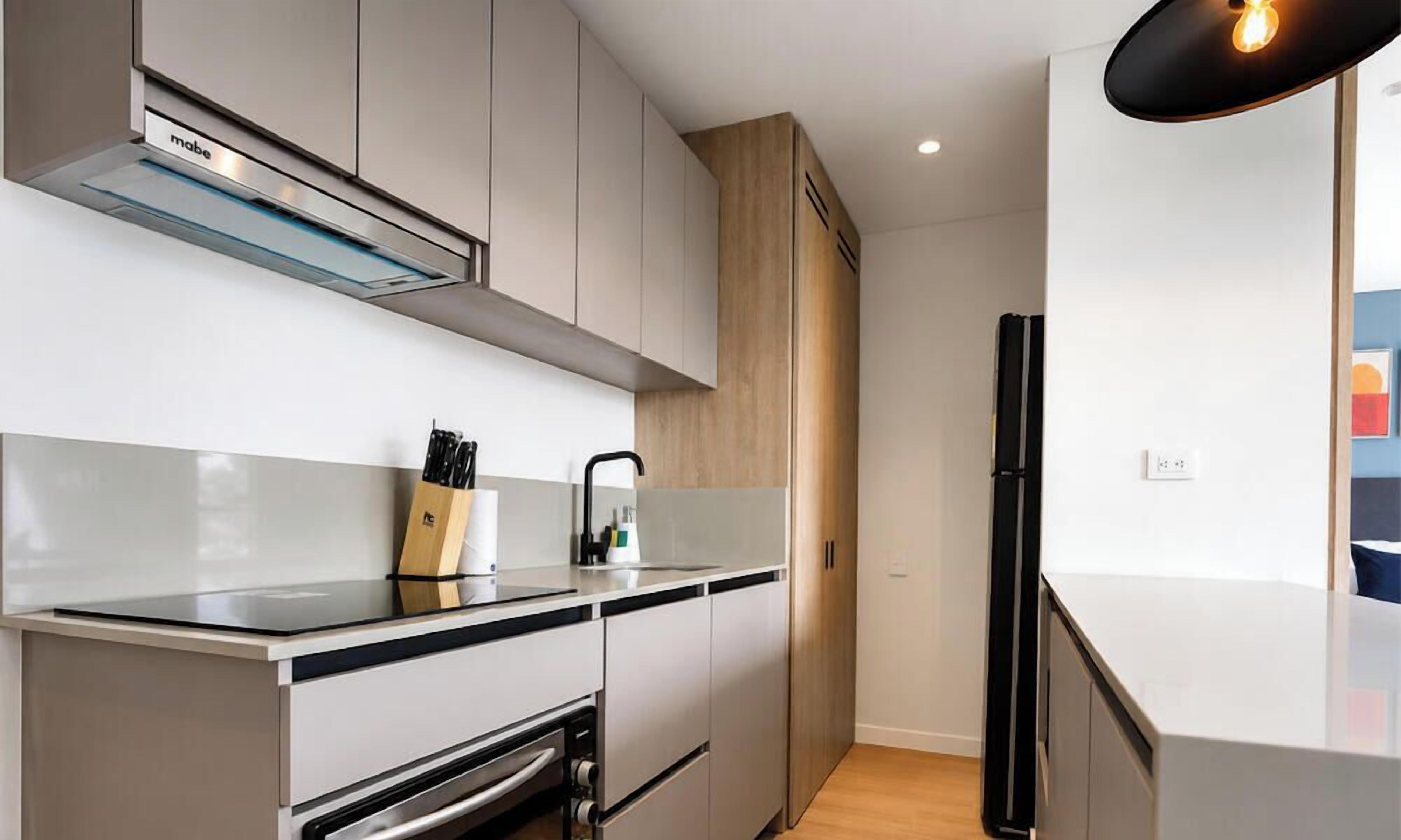 Apartamento | Cozinha privada | Um frigorífico/congelador grande, um micro-ondas, um forno 