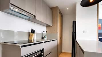 Apartamento | Cozinha privada | Um frigorífico/congelador grande, um micro-ondas, um forno