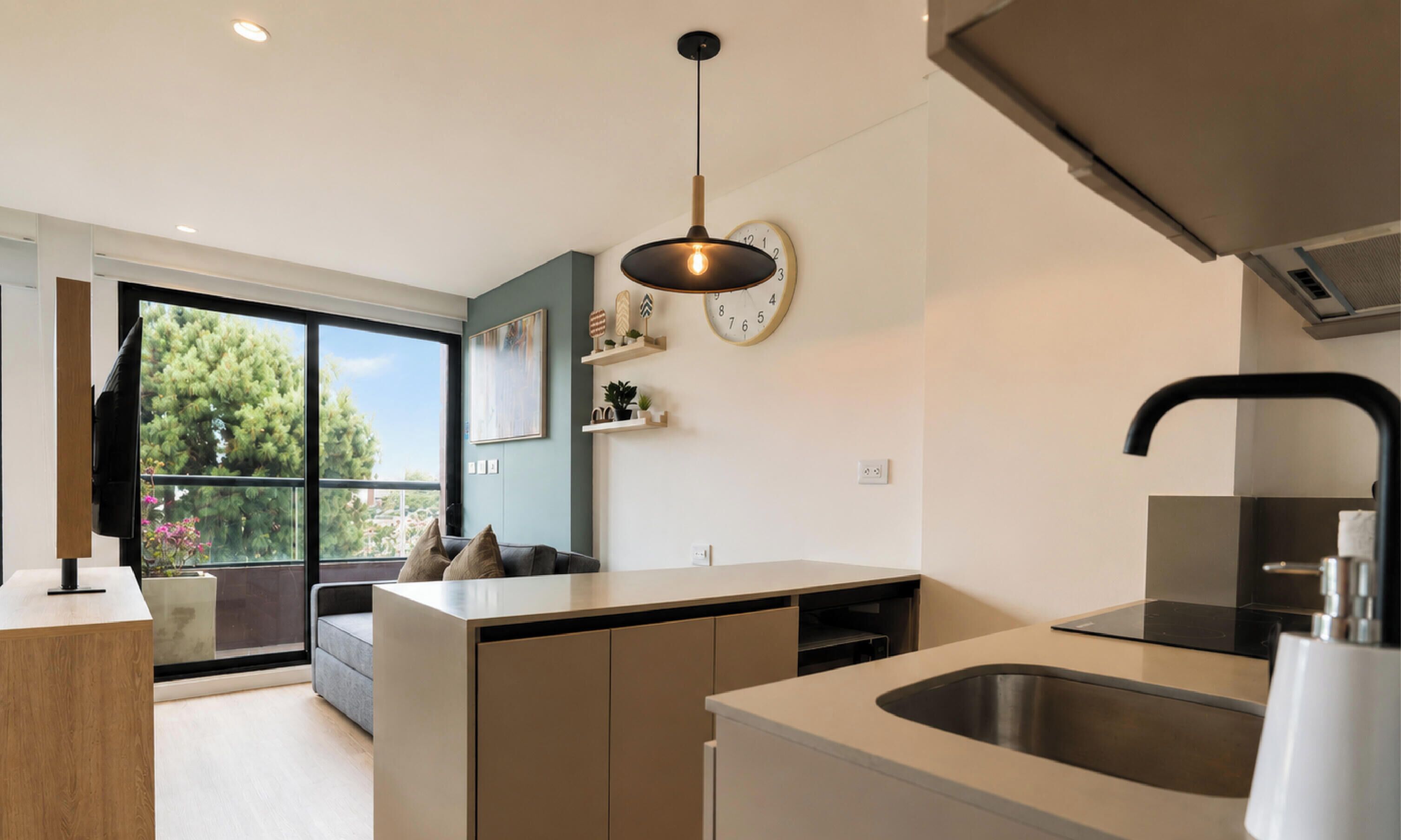 Loft Deluxe | Cozinha privada | Um frigorífico/congelador grande, um micro-ondas, um forno 