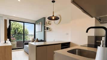 Loft Deluxe | Cozinha privada | Um frigorífico/congelador grande, um micro-ondas, um forno