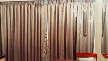 Quarto Deluxe, Vista para a cidade | Roupa hipoalergénica, cofre no quarto, secretária