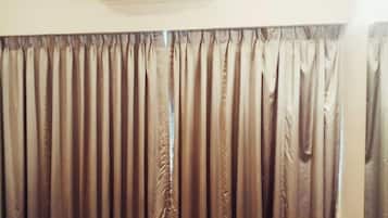 Quarto Deluxe, Vista para a cidade | Roupa hipoalergénica, cofre no quarto, secretária