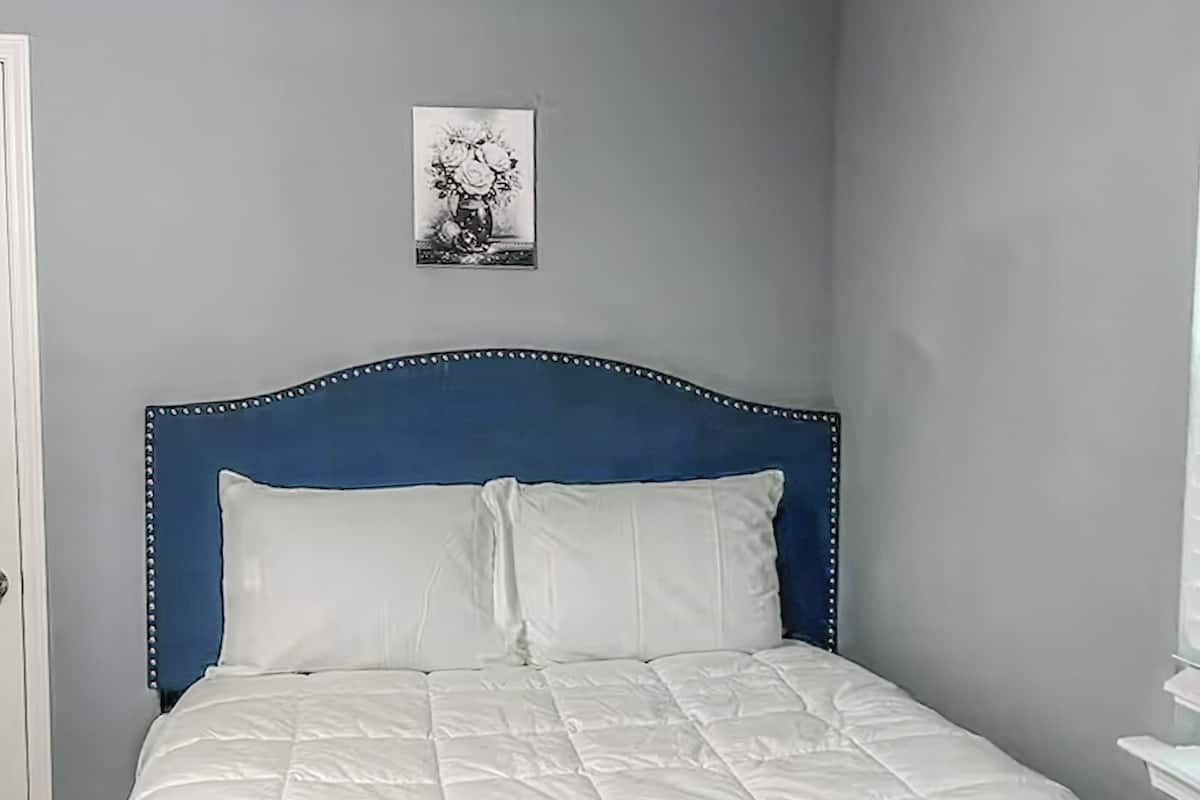 Quarto casal básico | Ferros/tábuas de passar roupa, Wi-Fi de cortesia
