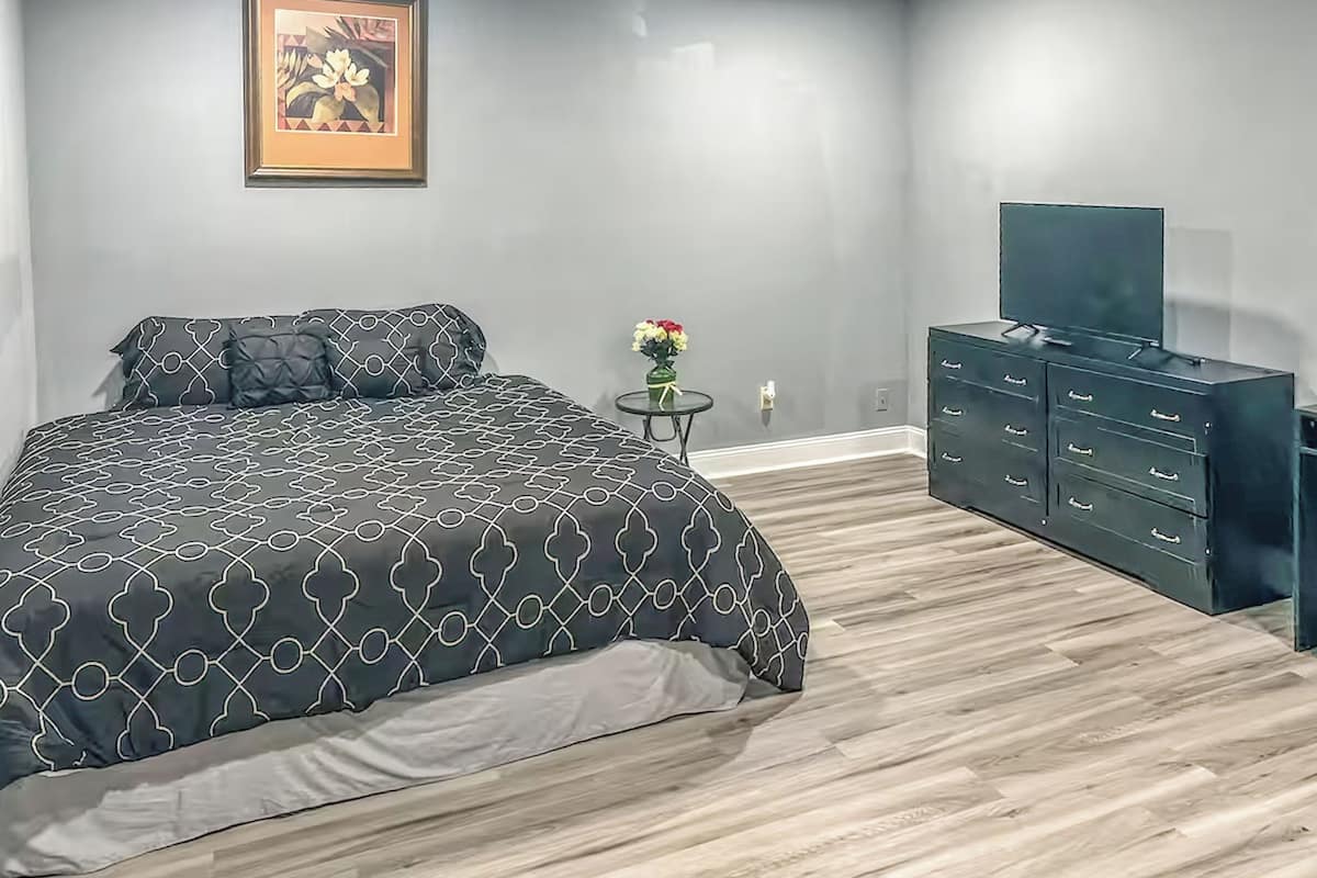 Quarto conforto | Ferros/tábuas de passar roupa, Wi-Fi de cortesia