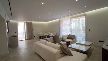 Condo com design assinado, 2 quartos, cozinha, vista para a montanha | Sala de estar
