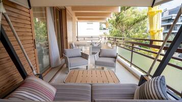 Condo com design assinado, 2 quartos, cozinha, vista para a montanha | Sacada