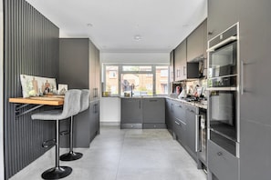 Geladeira, micro-ondas, fogão, cooktop