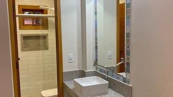 Quarto Duplo Deluxe, vista para o jardim | Casa de banho | Um polibã, toalhas fornecidas, sabão, champô