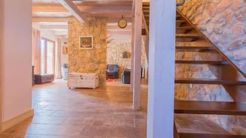 Villa (Rustic Haven Villa with swimming pool) | Sala