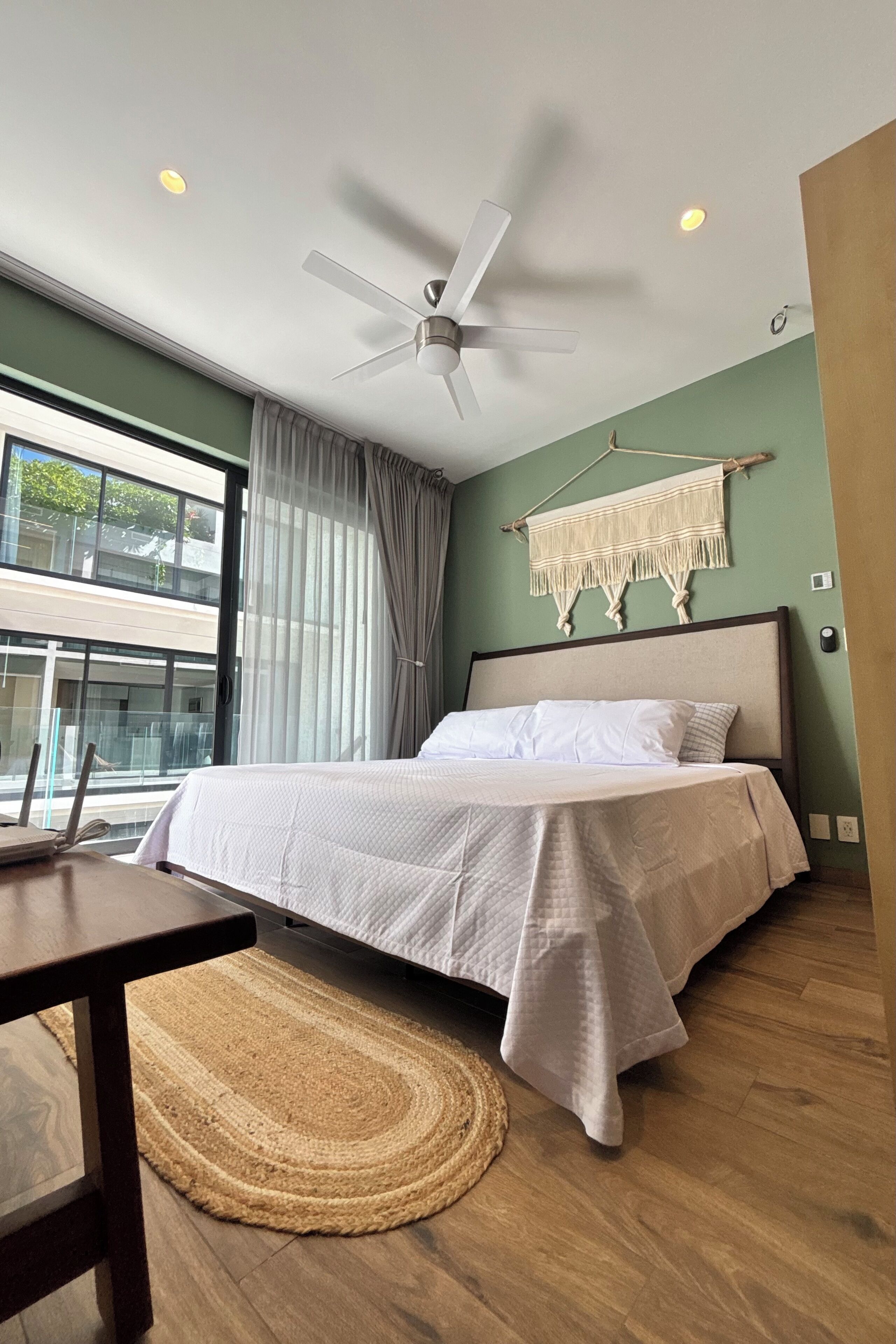 Estúdio Deluxe, varanda, vista para a piscina | Cofre no quarto, ferro/tábua de engomar, Wi-fi grátis 