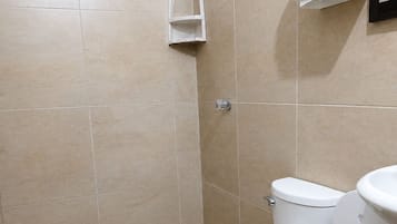 Um polibã, toalhas fornecidas, sabão, papel higiénico