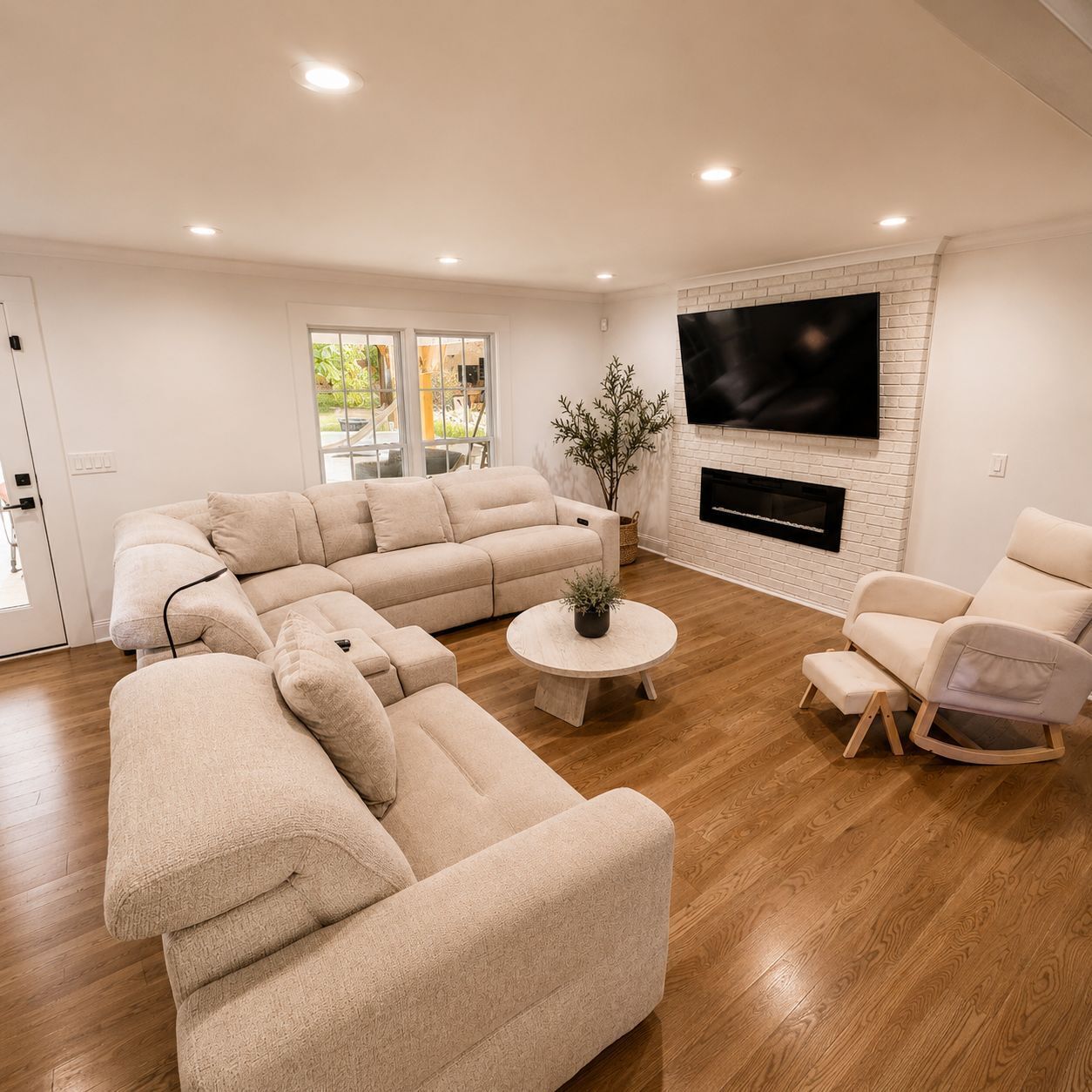 Luxe Group Getaway, Patio & 14 Guests - Lawrenceville, GA