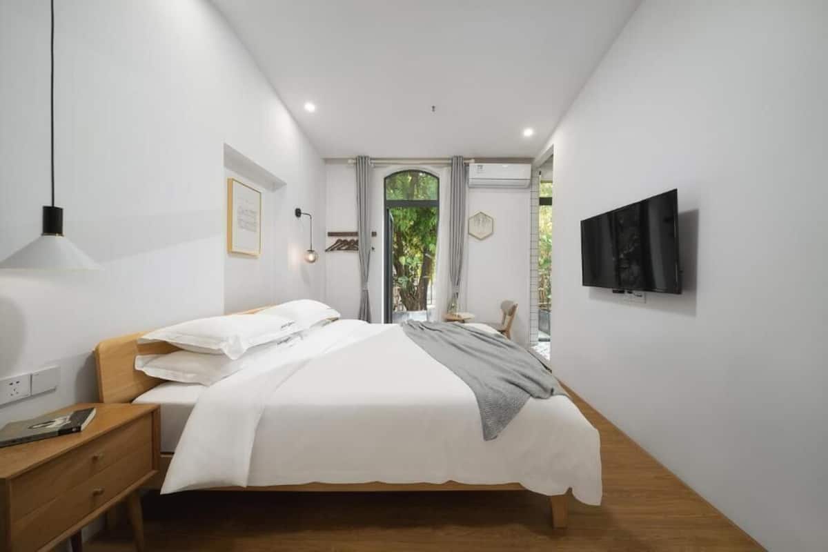 Quarto casal, sacada, vista para o pátio | Edredons de pluma, cortinas blackout, quartos à prova de som