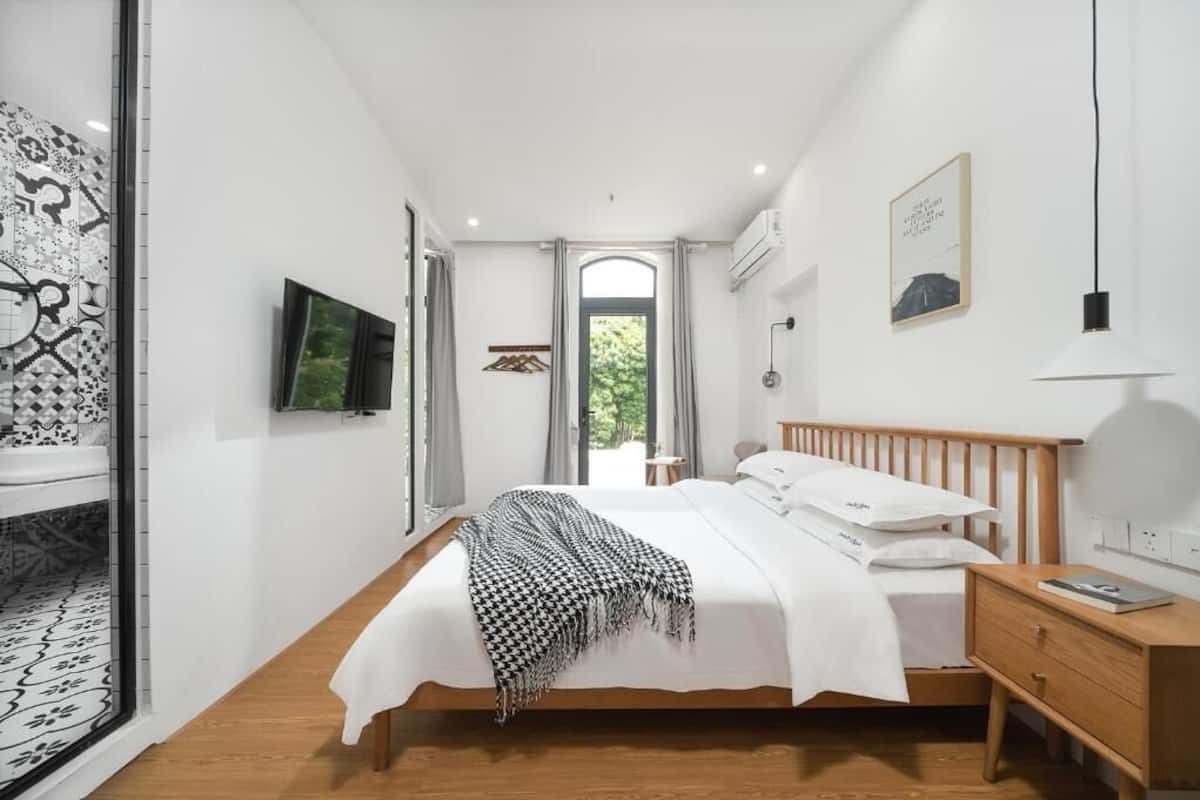 Quarto casal conforto, sacada, vista para o pátio | Edredons de pluma, cortinas blackout, quartos à prova de som