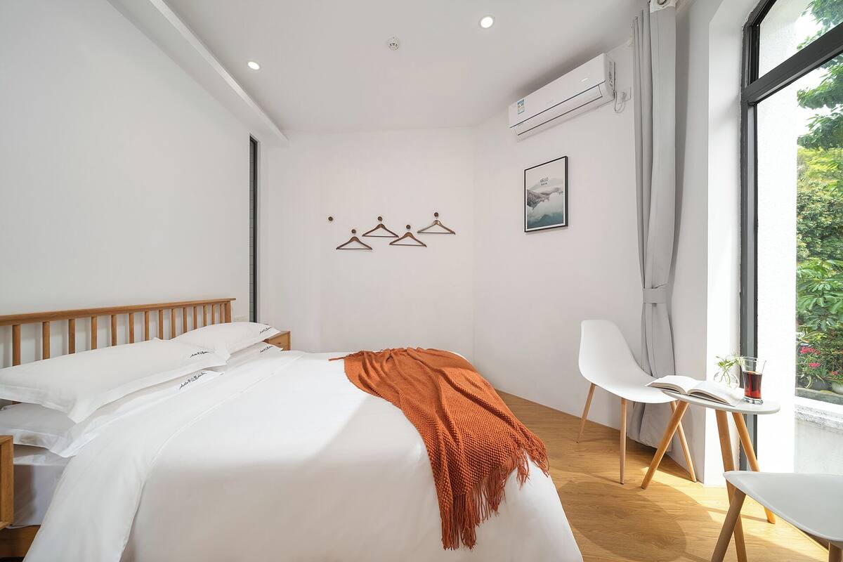 Quarto casal, varanda, vista para o pátio | Edredons de pluma, cortinas blackout, quartos à prova de som