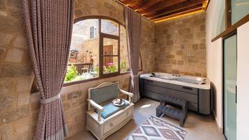 Souleiman Luxury Suite with In-Room Hot Tub ground floor | Cofre no quarto, Wi-fi grátis