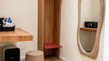 Quarto casal ou duplo clássico | Cofres nos quartos, escrivaninha, quartos à prova de som