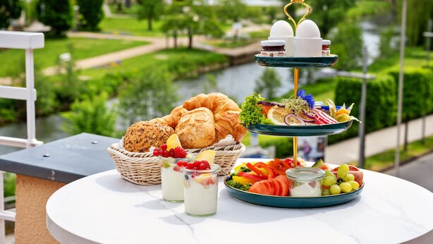 Uma mesa de buffet com diversos alimentos e uma peça decorativa central.