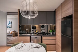 Two Bedrooms Lake View with Balcony | Kitchenette privada | Uma cafeteira/bule, um frigorífico/congelador grande, um micro-ondas 