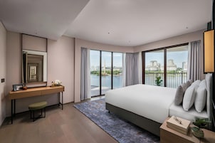 Two Bedrooms Lake View with Balcony | Cofre no quarto, secretária 