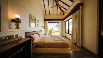 Vila, piscina particular, vista para o mar | Cofres nos quartos, escrivaninha, espaço de trabalho para notebook