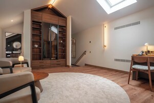 Suite Premium, vista para o mar | Sala de estar | Televisor de ecrã plano de 32 polegadas com canais por cabo 