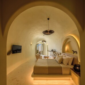 Elegant Suite with Hot Tub and Sea View | Roupa de alta qualidade, camas de colchão viscoelástico 