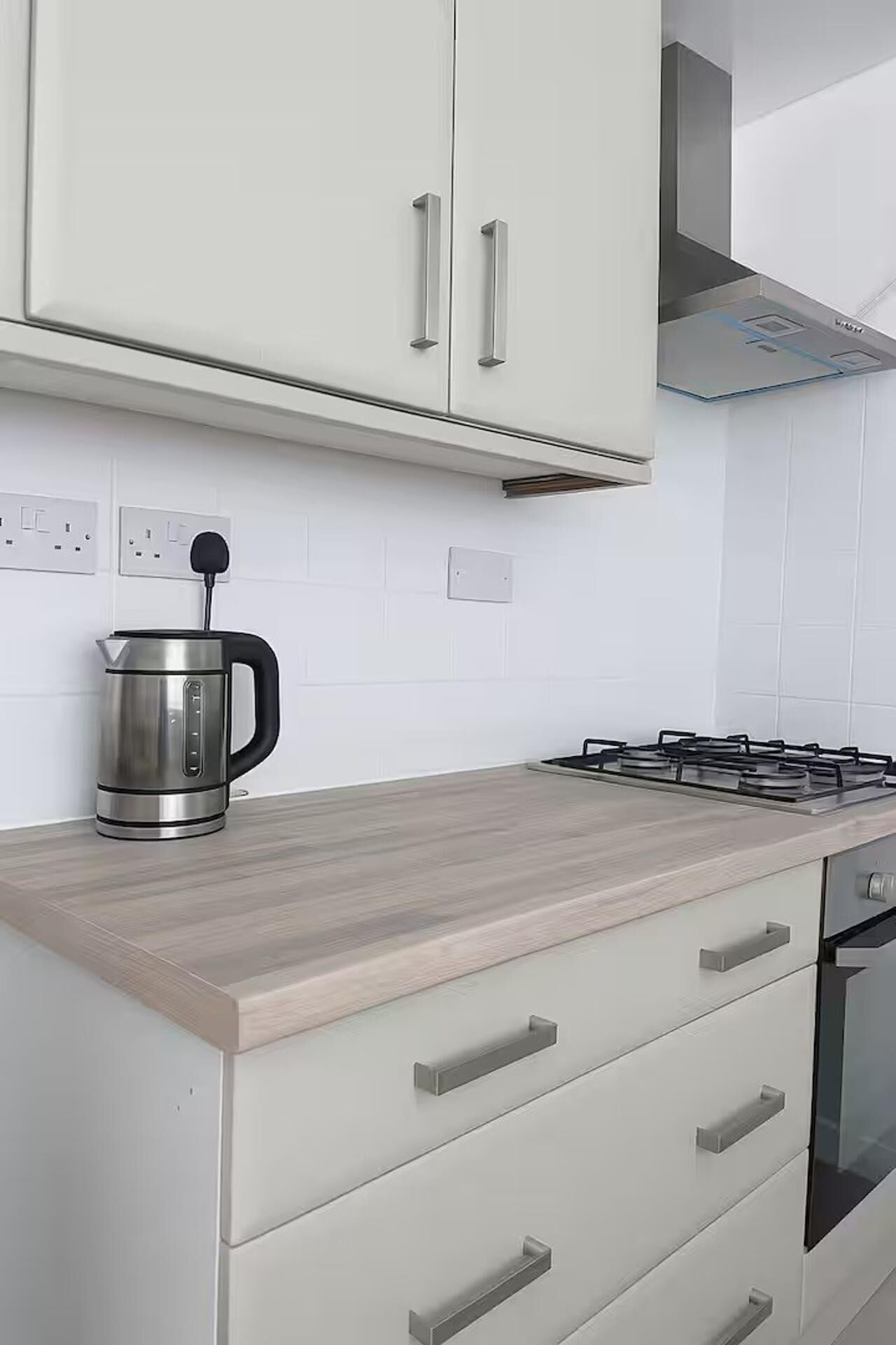 Um frigorífico, um micro-ondas, um forno, uma placa de cozinha 