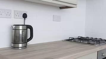 Um frigorífico, um micro-ondas, um forno, uma placa de cozinha
