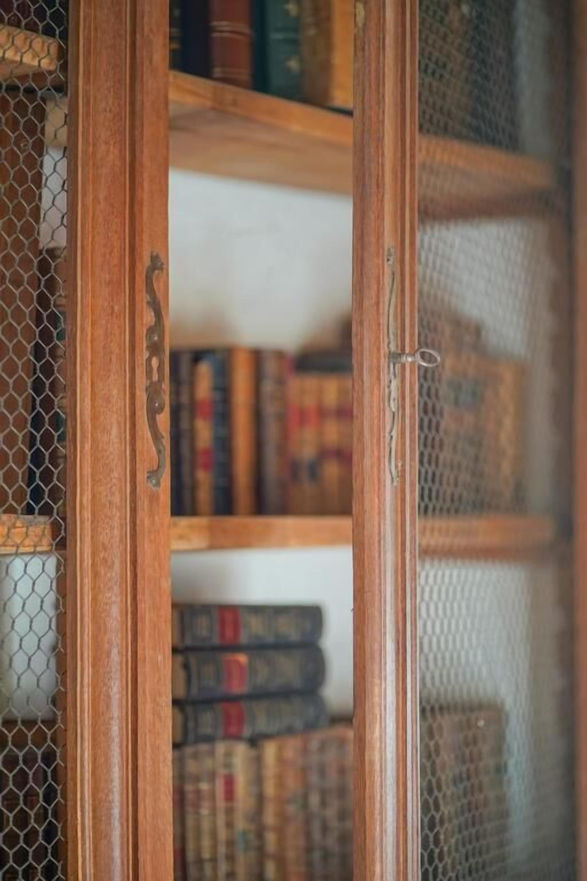 Uma estante de madeira com livros.