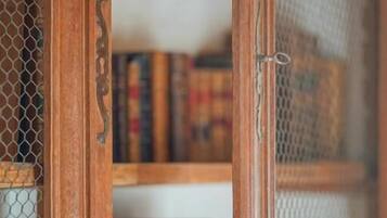 Uma estante de madeira com livros.