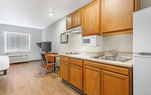 Quarto, 1 cama de casal, banheira adaptada para pessoas com dificuldades motoras, fumadores | Cozinha privada | Um frigorífico, um micro-ondas, uma placa de cozinha, Congelador 