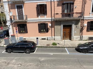 Quarto quádruplo superior, sacada, vista para a cidade | Fachada
