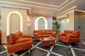 Uma sala de estar moderna com um sofá, uma mesa de centro e um vaso de planta.