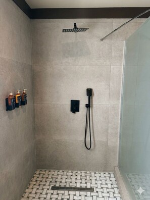 Quarto Standard, varanda, vista para o oceano | Duche na casa de banho