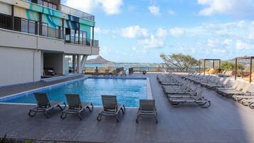 4 piscinas exteriores, toldos gratuitos, guarda-sóis