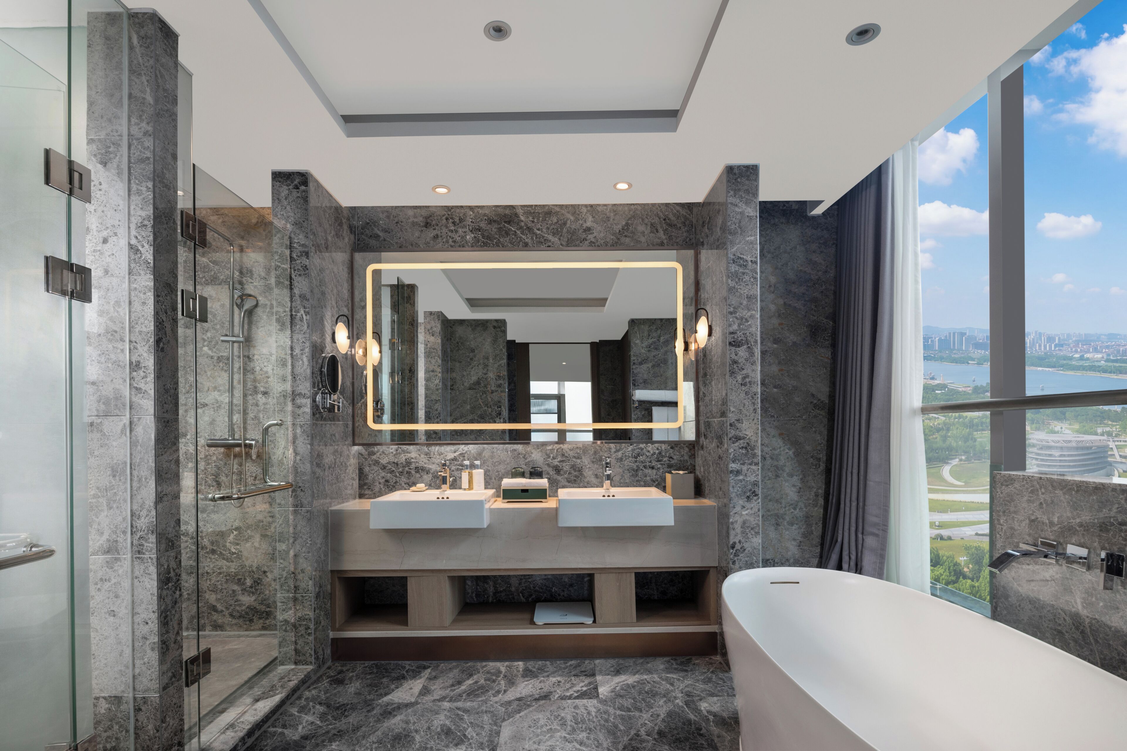 Suíte, 1 quarto | Banheiro | Chuveiro, ducha de hidromassagem, produtos de toalete grátis 