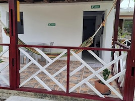 Apartamento, varanda, vista para o jardim | Refeições ao ar livre