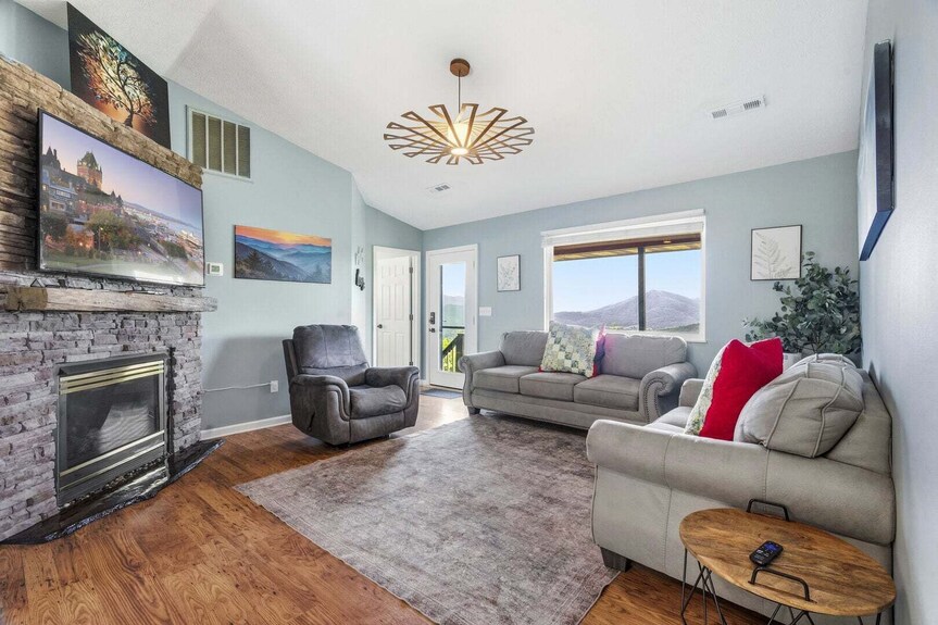 Smoky Mountain Views + Game Room Retreat | Hot Tub + Family Fun! - Townsend, TN