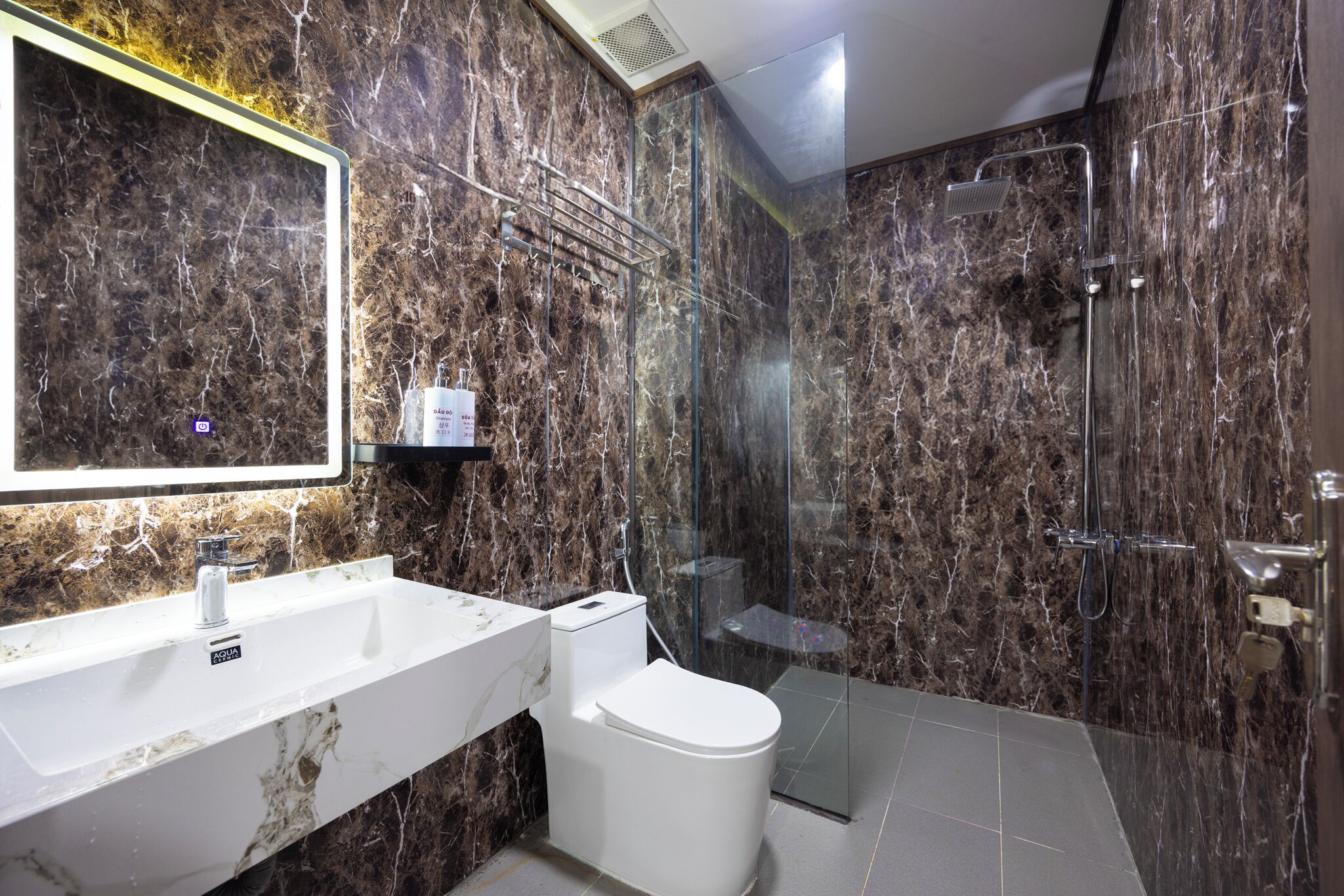 Quarto Superior, varanda, vista para a piscina | Casa de banho | Um polibã, um secador de cabelo, chinelos, toalhas fornecidas 