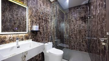 Quarto Superior, varanda, vista para a piscina | Casa de banho | Um polibã, um secador de cabelo, chinelos, toalhas fornecidas