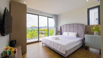 Quarto Deluxe, varanda, vista para a piscina | Secretária, cortinas/cortinados opacos, Wi-fi grátis