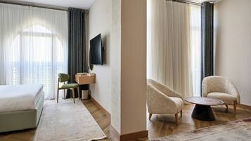 Suite, 1 cama king-size | Roupa hipoalergénica, minibar, cofre com capacidade para portátil