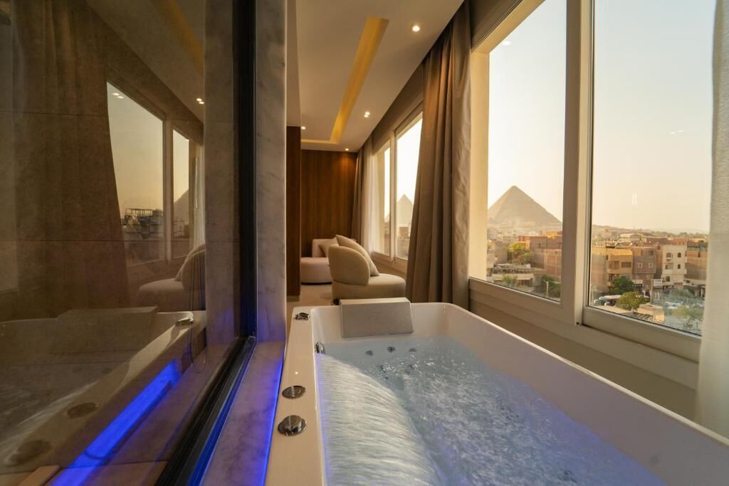 Junior Suite With Jacuzzi - Panoramic Pyramids View | Interior