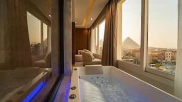 Junior Suite With Jacuzzi - Panoramic Pyramids View | Interior