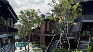 Um pátio com piscina, escada e edifícios em estilo tradicional.