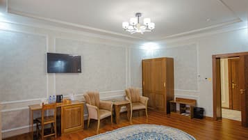 Quarto Duplo de Luxo | Cofre no quarto, secretária