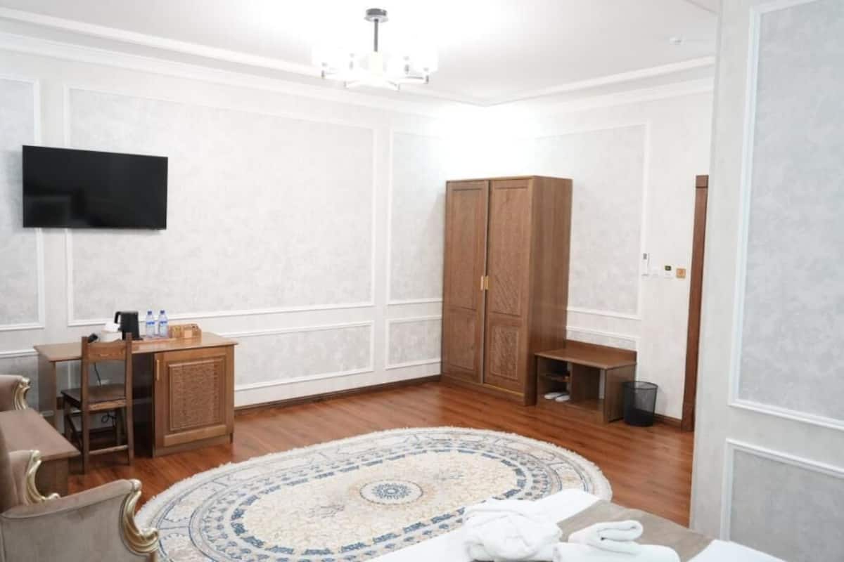 Cofre no quarto, secretária